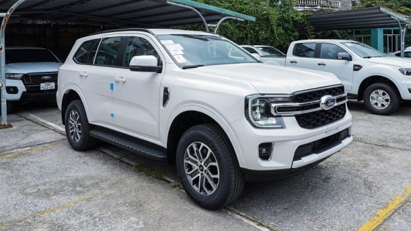 Ford Everest Ambiente 2025 giá bán khuyến mãi, hình ảnh xe